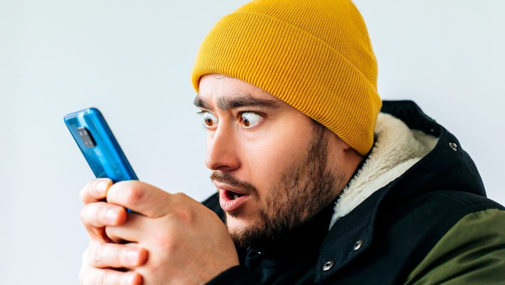 My Toxic Relationship Status: Me, My Phone and 13 Red Flags